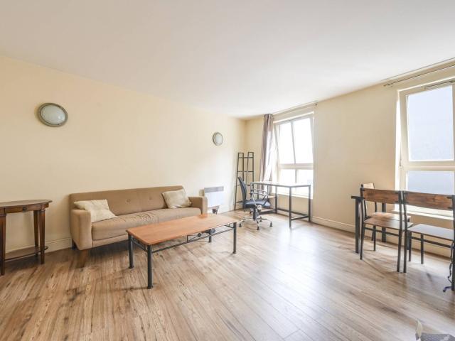 apartment in Commercial Road