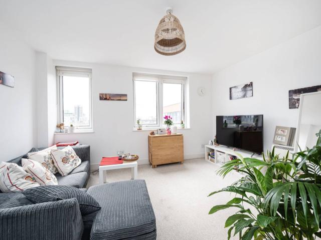 apartment in Commercial Road