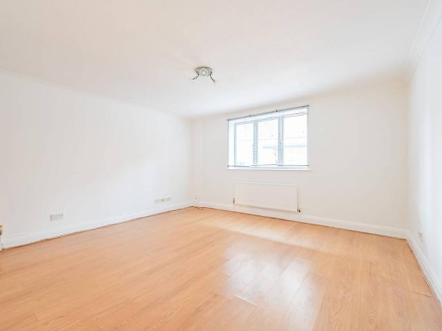 apartment in Compass Point, E14