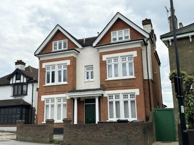 apartment in Coombe Road, London, CR0 1