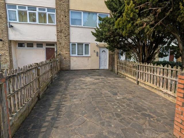 Apartment In Cortis Road, London