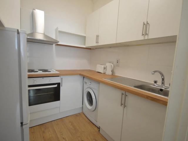 apartment in Caledonian Road, N7