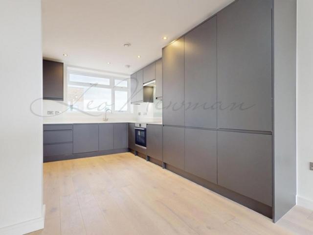 apartment in Caroline Street, Limehouse, E1’