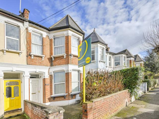 apartment in Carlingford Road, N15