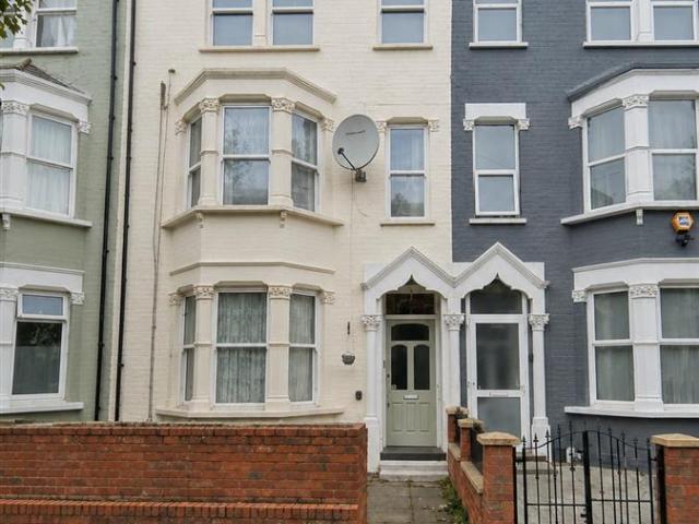Apartment In Carlingford Road N15