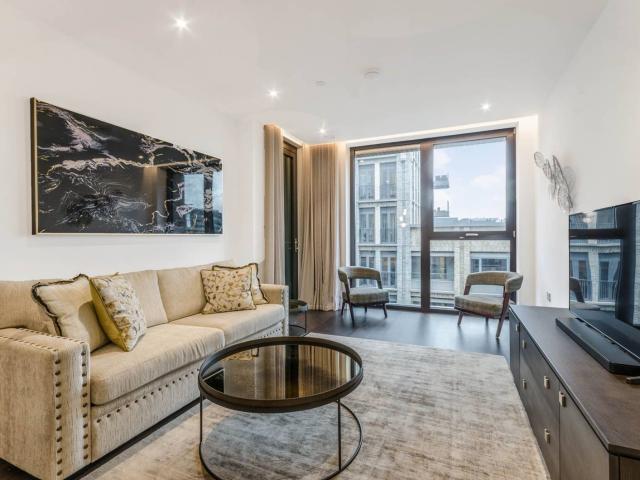 apartment in Charles Clowes Walk, SW11