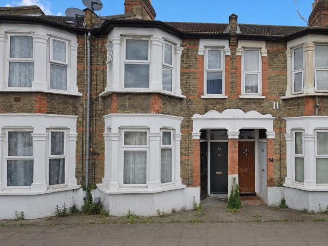 Apartment In Cheshunt Road, London E7