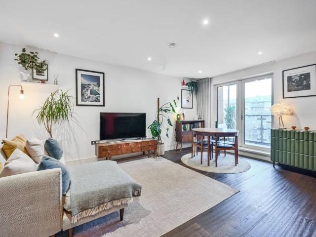 apartment in Cheshire Street, E2