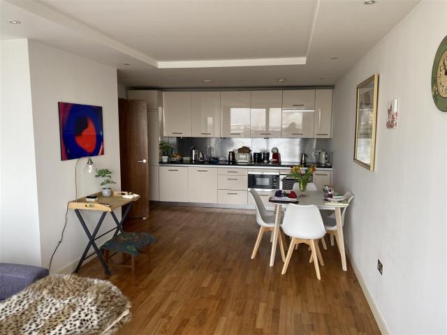 apartment in City Lofts 94 The Quays Salford Quays