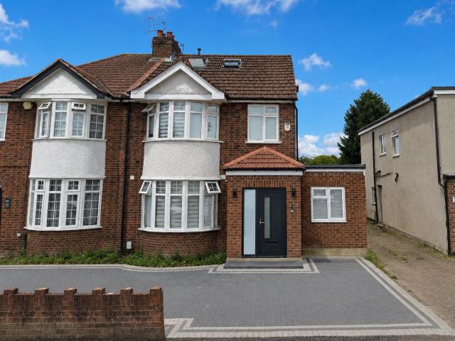 Apartment In Clammas Way, Uxbridge Ub8