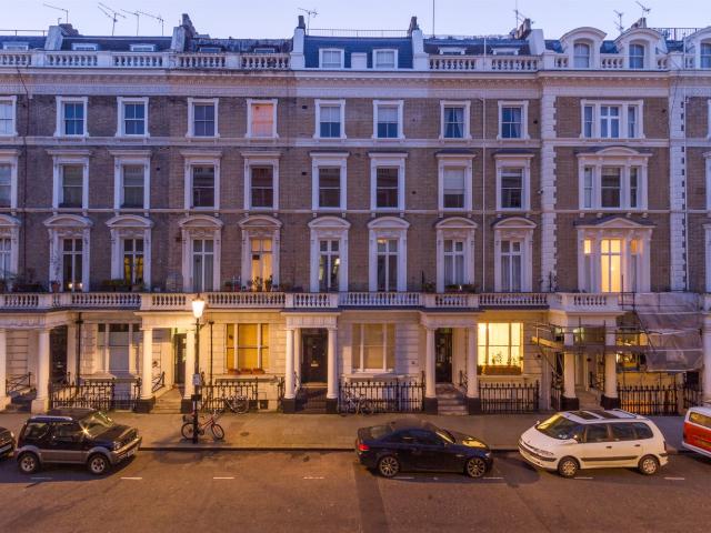 apartment in Clanricarde Gardens, W2