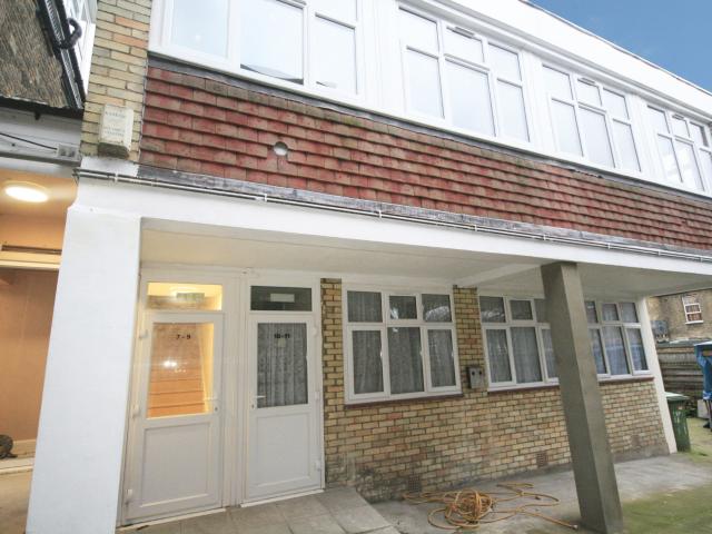 apartment in Cranbrook Road, Ilford, IG1