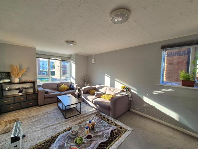 apartment in Adrienne Avenue, Southall, UB1