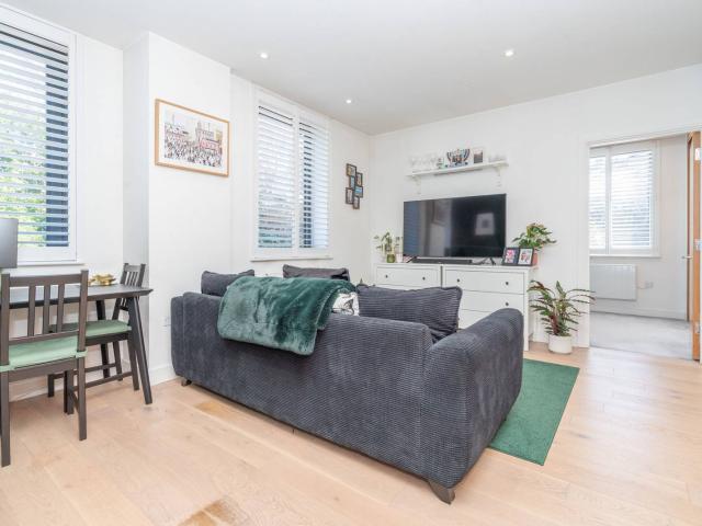 apartment in Aldenham Road, WD23
