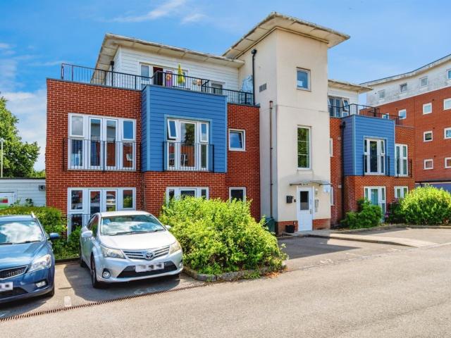 apartment in Alexander Square Eastleigh