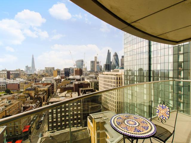 apartment in Alie Street