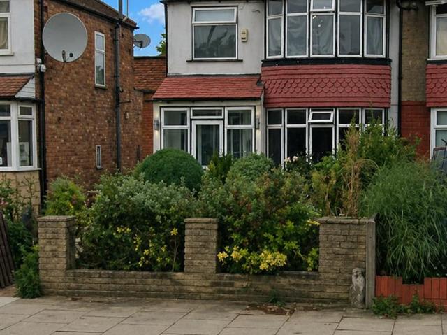Apartment In Alperton Lane, Perivale, Greenford Ub6