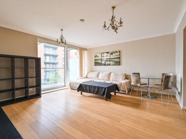 apartment in Boardwalk Place, E14