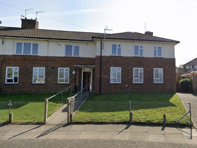 Apartment In Batchwood Green, Orpington Br5