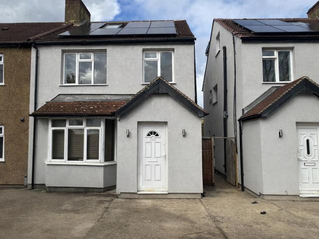 Apartment In Bath Road, Harmondsworth, West Drayton Ub7