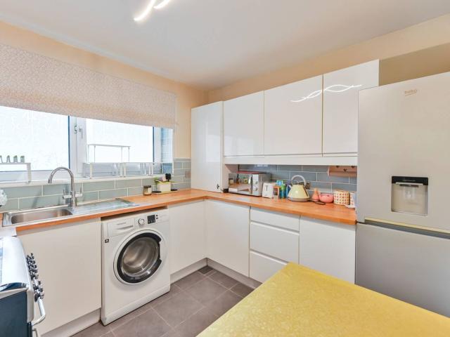 apartment in Battersea Square, SW11