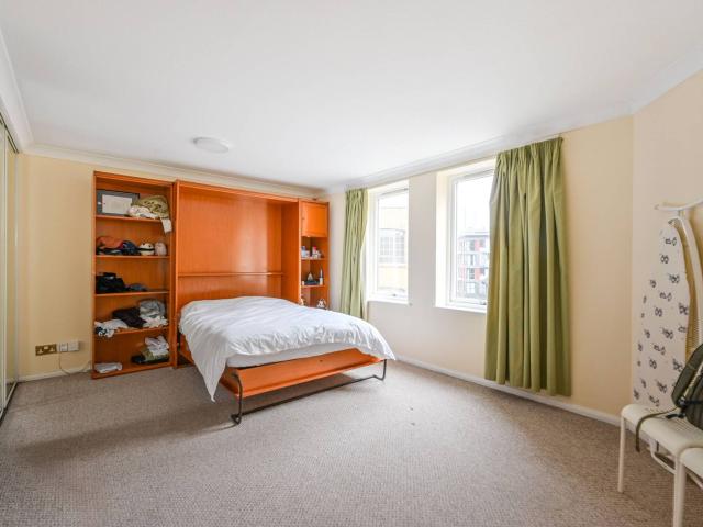 apartment in Back Church Lane