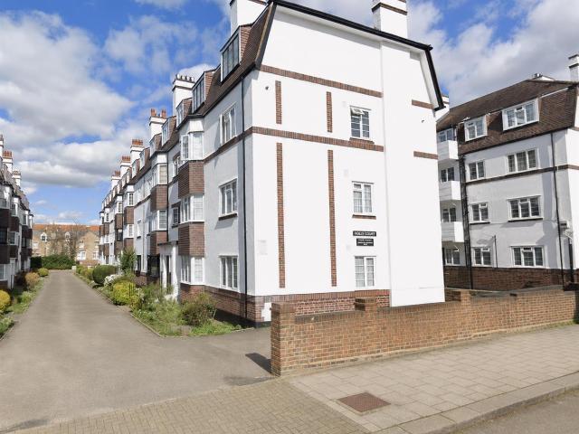 Apartment In Barrow Road, London Sw16