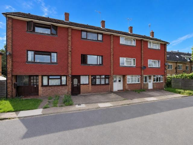 Apartment In Bettles Close, Uxbridge Ub8