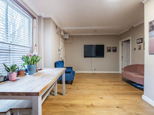 apartment in Belgrave Gardens