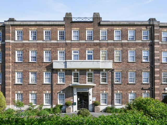 apartment in Brampton Court, Hendon, NW4