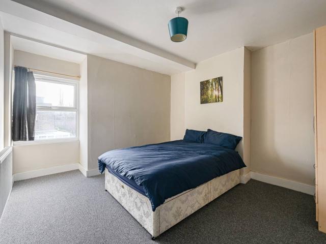 apartment in Bramshot Avenue
