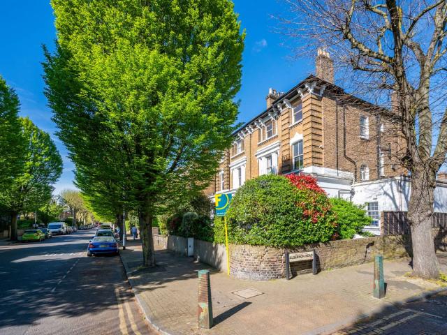 apartment in Brondesbury Road