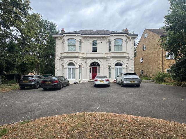 Apartment In Burnt Ash Hill, London Se12