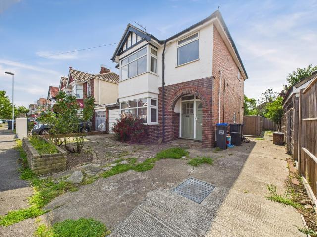 apartment in Gannon Road, Worthing, BN11 2DT