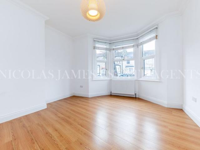 Apartment In Glenthorne Road,Friern Barnet, London N11