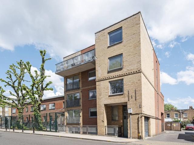 apartment in Globe Road, E1