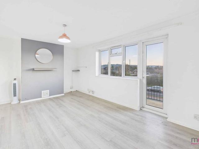 apartment in Benhall Gardens, Gloucester Road