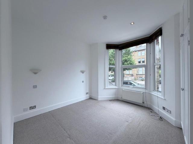 apartment in Grange Park, Ealing, W5