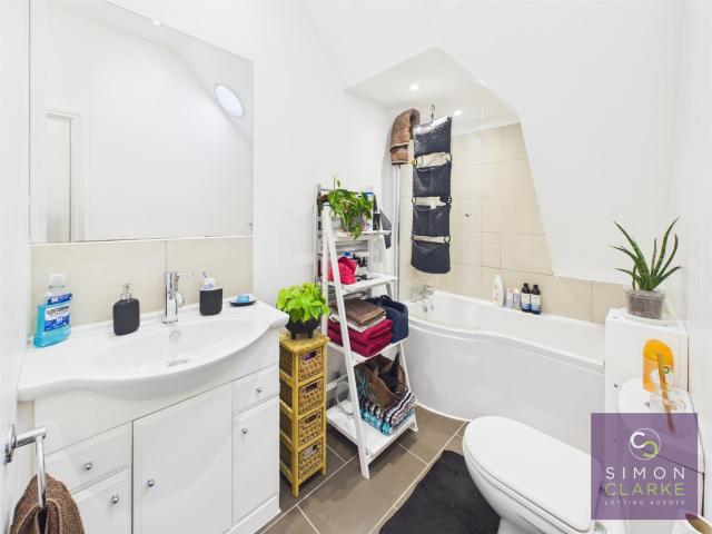 apartment in Greenhill Parade, Great North Road, Barnet, Herts, EN5 1ES
