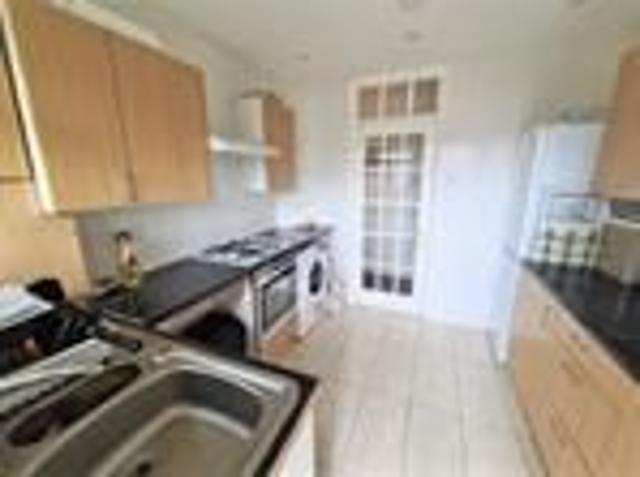 apartment in Grosvenor Court, Hale Lane, Edgware, NW7
