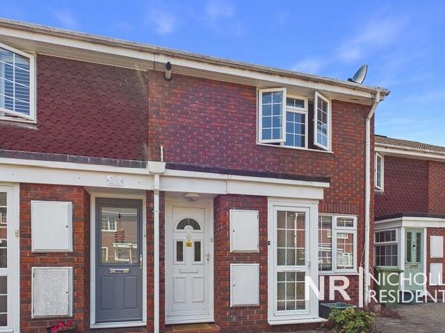 apartment in Delaporte Close, Epsom