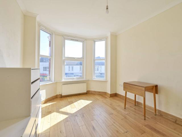 apartment in Durnsford Road
