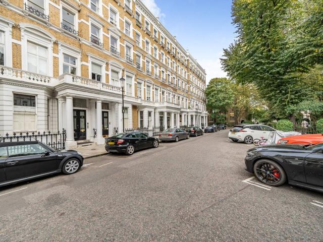 apartment in Emperors Gate