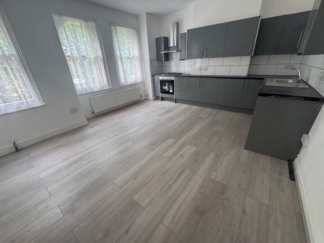 apartment in East Dulwich Grove, London, SE22 8