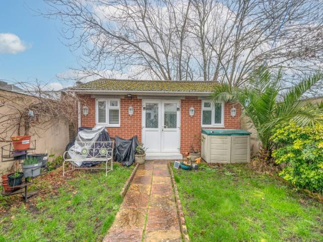 apartment in Eastcote Avenue