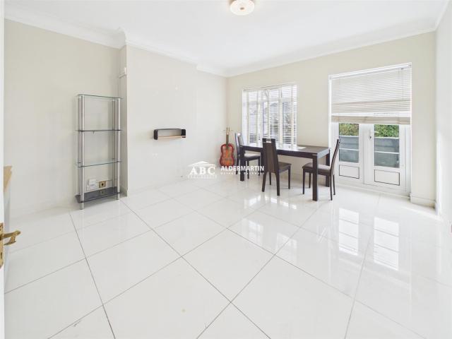 apartment in Edgwarebury Lane, Edgware, HA8 8LP