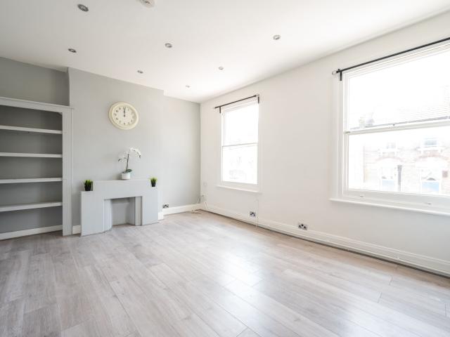 apartment in Elm Park