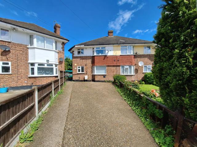 Apartment In Elmcroft Close, Feltham Tw14