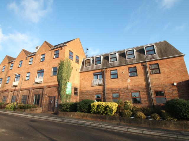 apartment in Elms Road, Wokingham, RG40