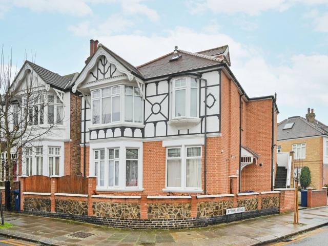 apartment in Fordhook Avenue